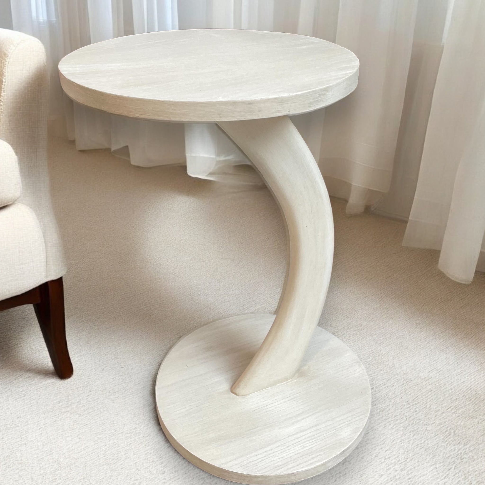Off-white modern side table | Nabolia